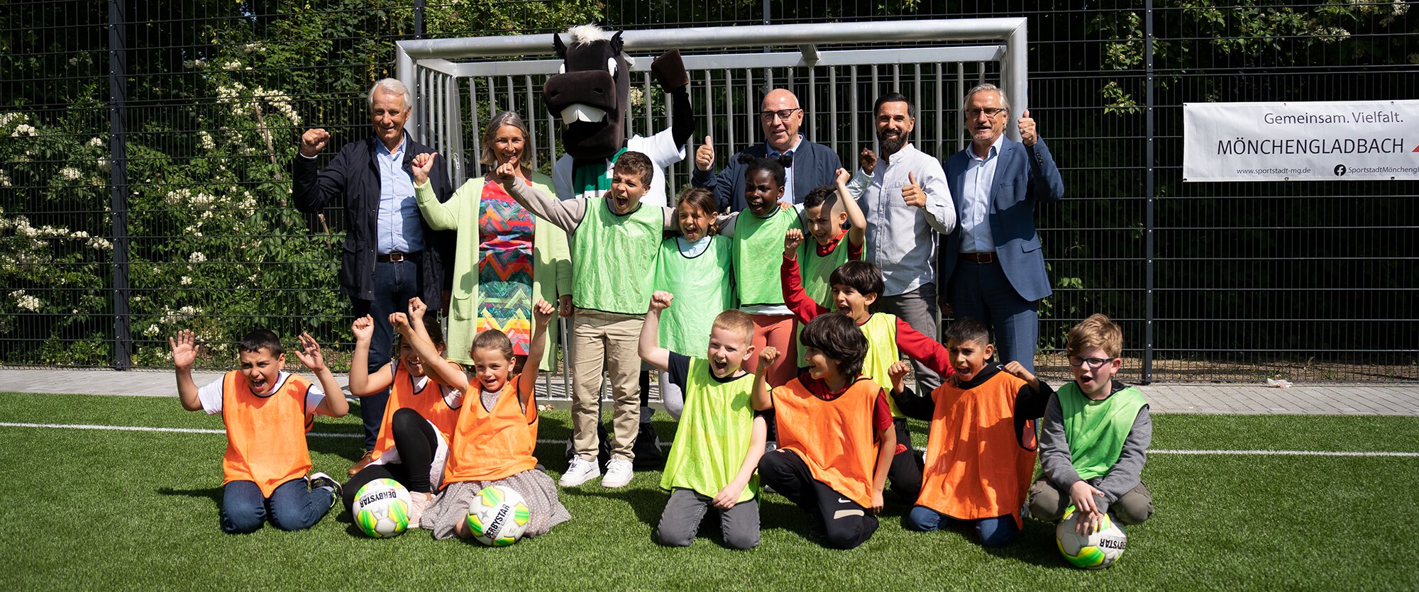 Weiterer Kunstrasenplatz in Rheydt eröffnet | Borussia Mönchengladbach ...